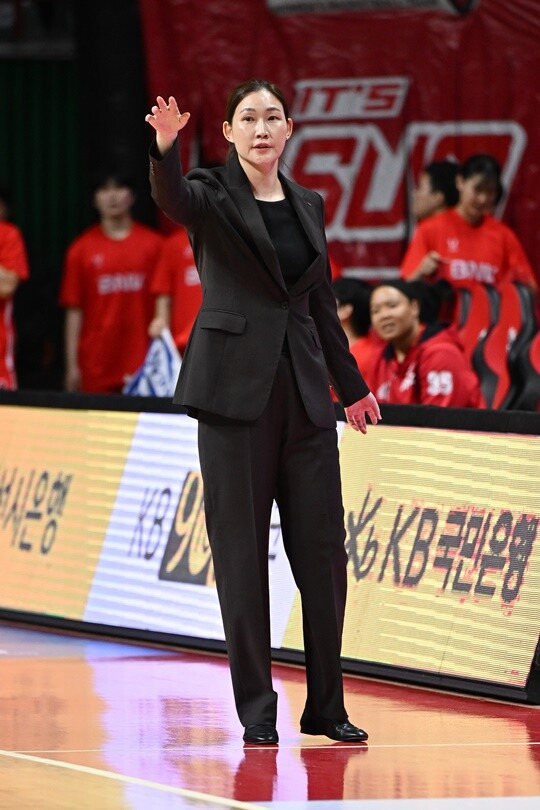 경기 후 김완수 Kb 감독 어느 누구 할 것 없이 잘해줬다” 박정은 Bnk 감독 잘못된 시작이 끝까지 갔다”
