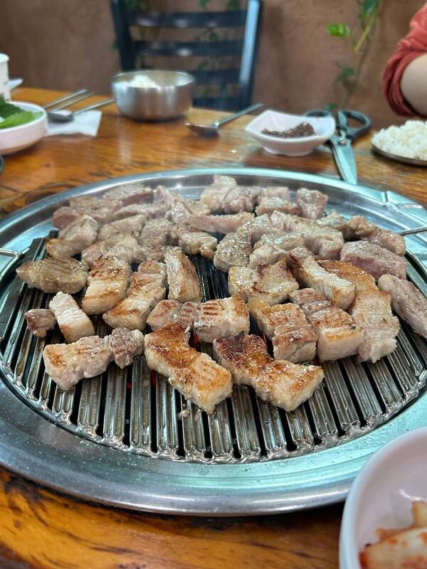 "나만 알고 싶었는데..." 숯불 삼겹살 맛집으로 소문난 국내 찜질방 TOP 5 | 여행톡톡