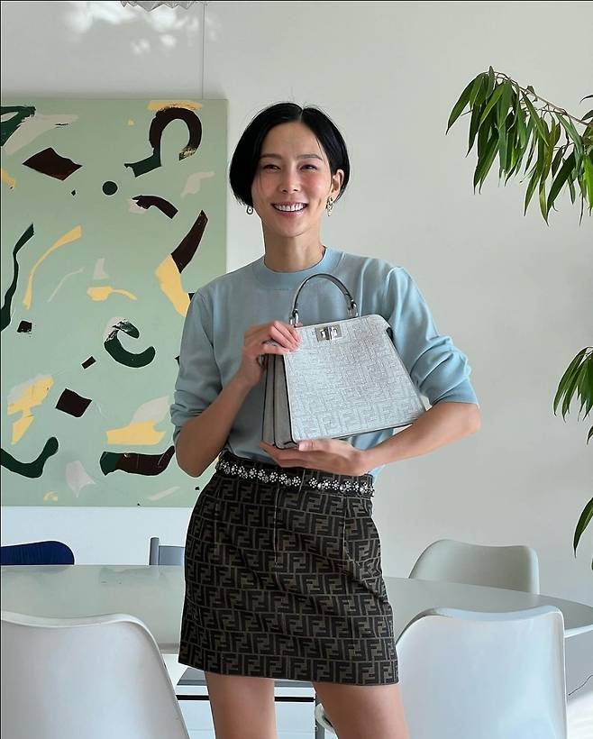김나영 홀리데이 분위기 물씬”나는 스퀘어 펌프스 힐미니스커트 코디 스타와 패션