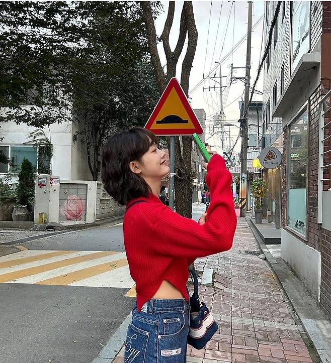 이유미 빨간색 니트에 청바지 입고 신바람 난 천진난만 데일리룩 스타와 패션