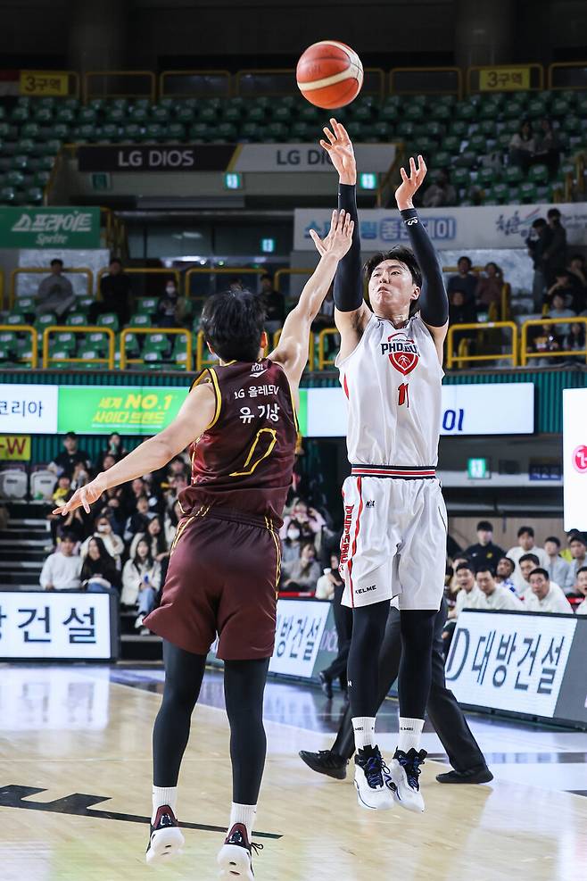 ‘완패 현대모비스 조동현 감독의 한숨 슛 자신 있게 던졌으면”