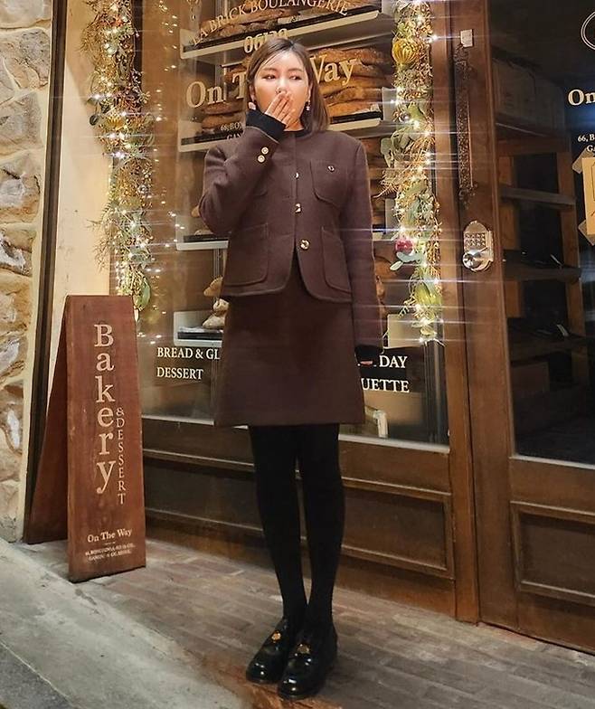 트롯 여신 송가인 오늘은 단아한 며느리룩 팬들도 반한 스커트 슈트룩 패션엔
