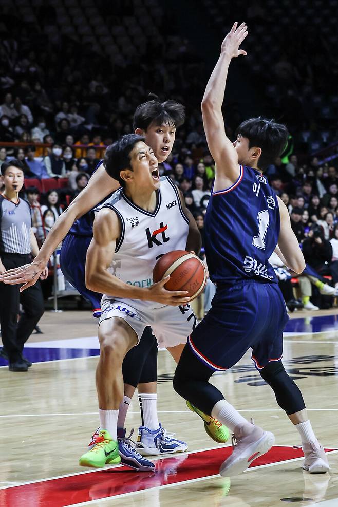 [BK 리뷰] '배스 33점 폭발' KT, KCC에 승리.. 10승 고지 '안착'