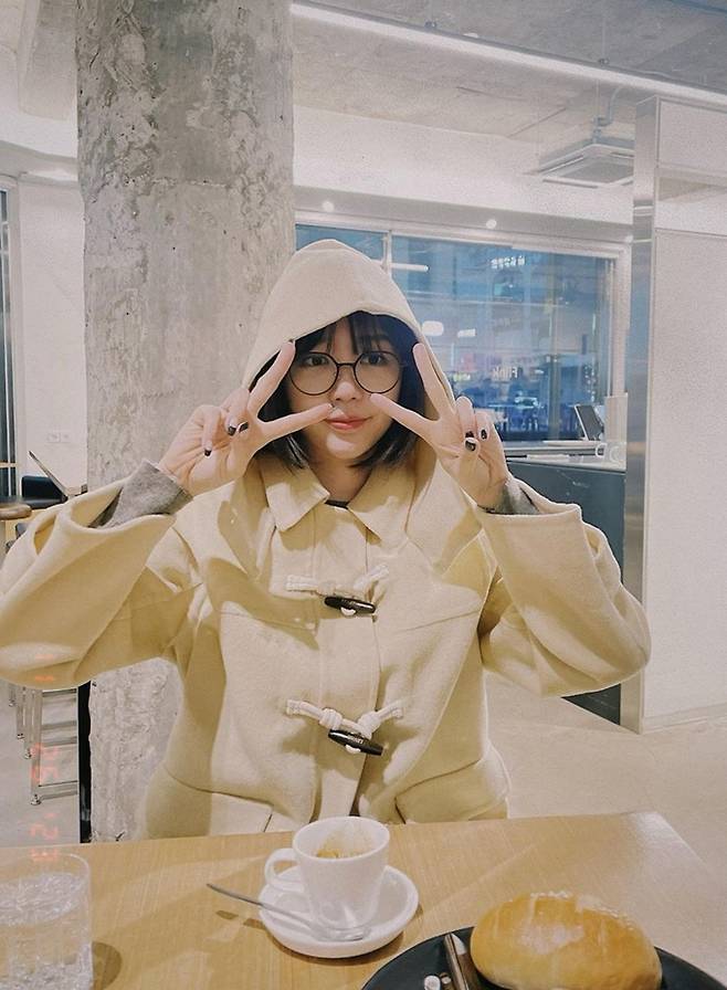윤은혜 돌아온 더플 코트 다시 하이틴 리즈 핏 카페 외출룩 패션엔