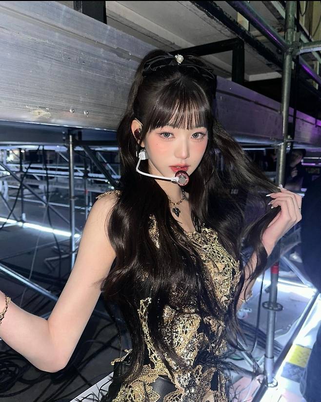 장원영 ‘황금 여왕 거미‘ 비즈로 화려하게 장식한 미니 드레스룩 스타와 패션