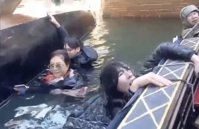베네치아 뱃사공 지시 무시한 中관광객들결국 풍덩 영상