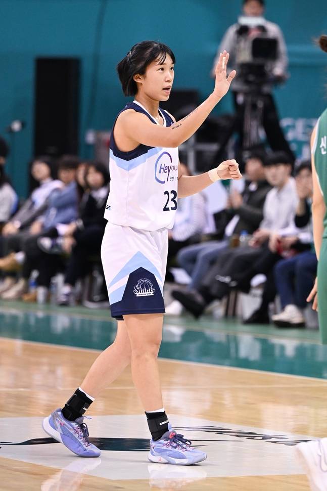 주포 부상에 4쿼터 단 1득점 불명예 기록 신한은행 연승 무산보다 뼈아픈 경기력 부천 현장