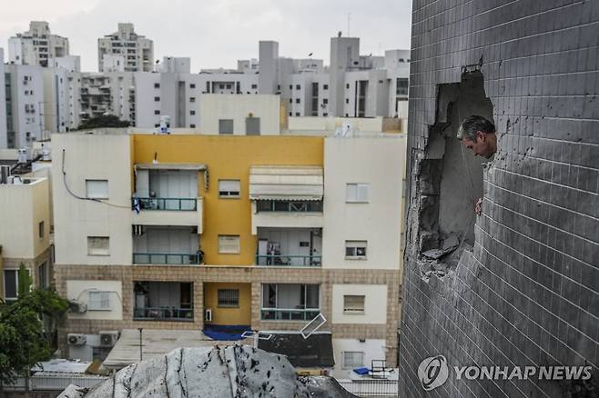 가자지구발 로켓에 구멍 뚫린 이스라엘 건물 벽