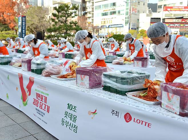 부산 사직야구장 앞에서 1만 포기 김장 담그기 뉴시스pic