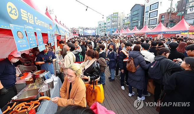 각국 전통음식에 장식소품성북구에서 만끽하는 유럽의 성탄절