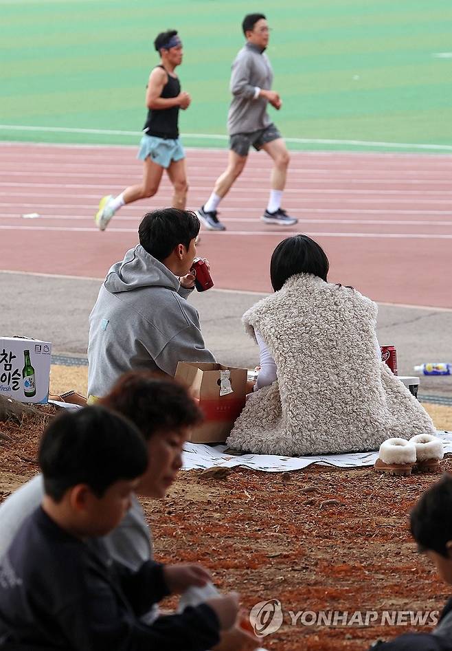 따스한 겨울에 야외 피크닉