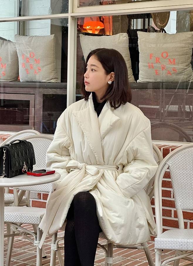 기은세 비오는 날 압구정 분위기 끝판왕의 화이트 겨울 패딩룩 패션엔