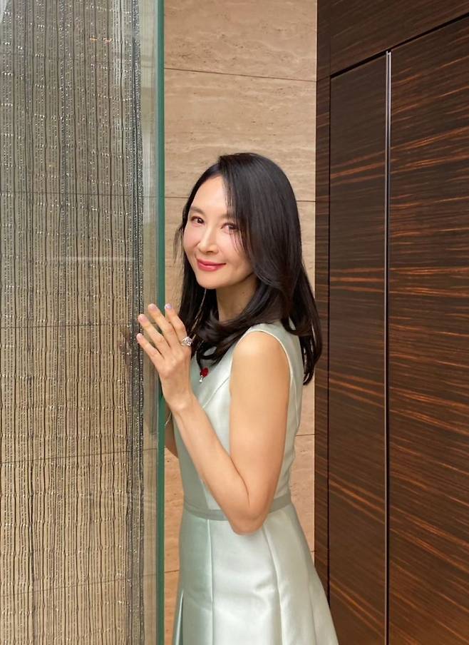 채시라 55세 나이 잊은 우아미 마음까지 예쁜 슬리브리스 실크 드레스룩 패션엔
