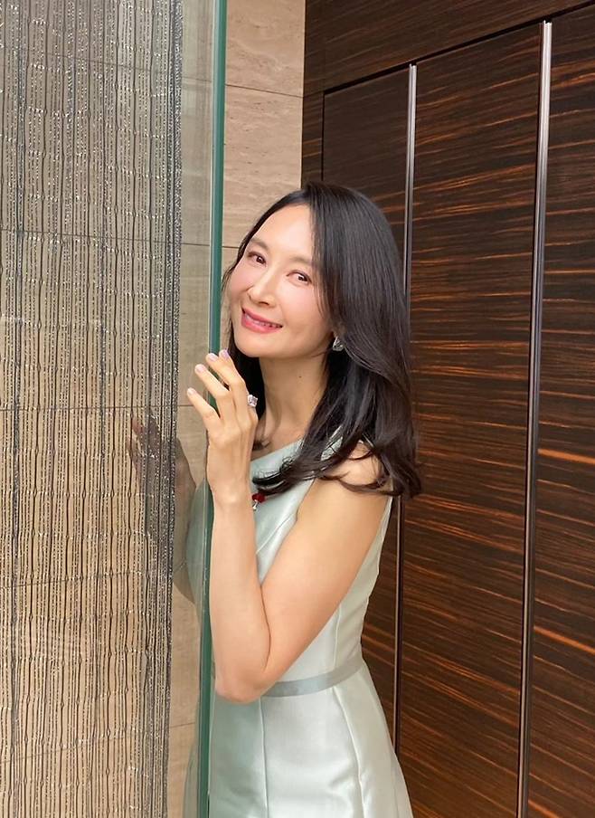 채시라 55세 나이 잊은 우아미 마음까지 예쁜 슬리브리스 실크 드레스룩 패션엔