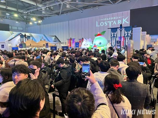 입장 1시간 만에 2500명‘로아 팬 페스타 현장 쿠키포토