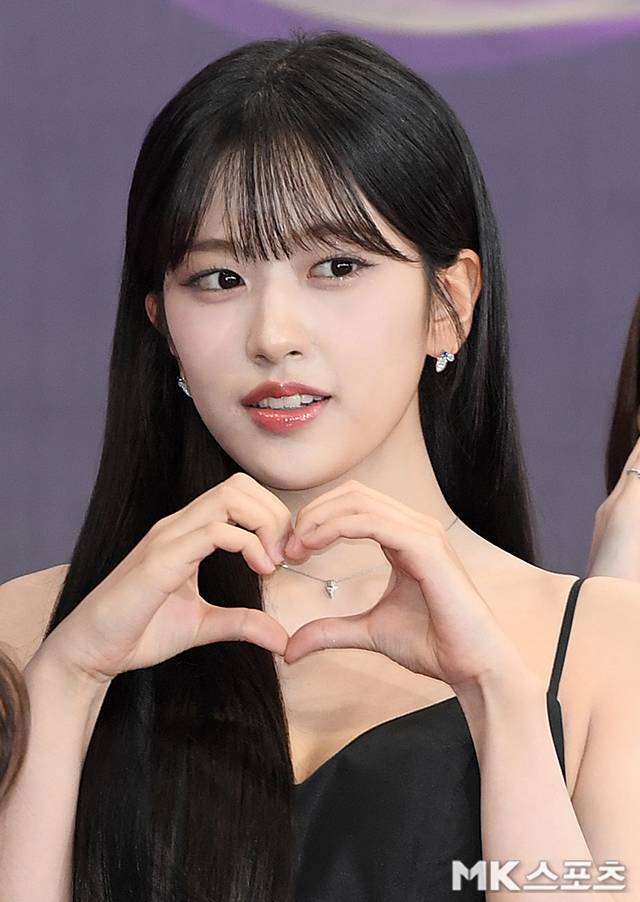 안유진 ”신데렐라 같아 시스루 하이힐 빛난 민소매 플리츠 드레스룩 스타와 패션
