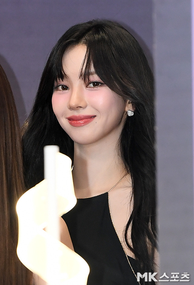 카리나 ‘허리 소멸 직전 눈길을 끄는 컷아웃 홀터넥 원피스 우아한 올블랙 패션 스타와 패션