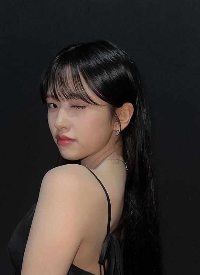 아이브 안유진 연말 시작 팬들 홀리는 오프숄더and슬리브리스 홀리데이룩 패션엔
