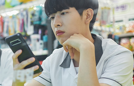 손에서 폰 놓지 않는 10대하루 4시간 넘기면 우울증·자살 위험성 ↑