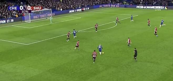 1000억짜리 슈팅이 관중석으로…“친구한테 패스한 거지?” 팬들 비아냥