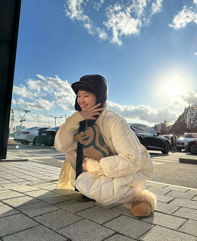 전진 아내 류이서 집 앞이 좋아 양털 롱패딩 귀도리 모자로 귀여운 나들이 스타와 패션