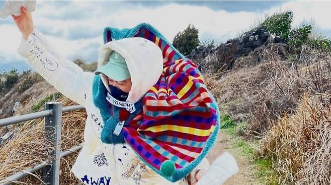 김혜수 제주 올레 올래 시원한 바닷바람에 휘날리는 망토 패딩룩 스타와 패션