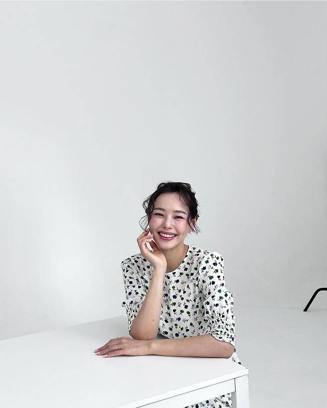 이하늬 설레서 더 좋은 봄 싱그러운 향기 전해지는 꽃무늬 원피스룩 스타와 패션