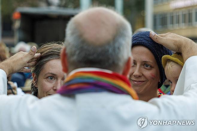 주님이 지켜주시길 뉴욕 동성부부에 교황이 허락한 축복