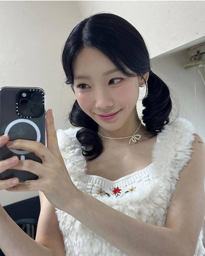 태연 내가 선물이야 복슬복슬 멜빵 원피스에 비니로 요정美 뿜뿜 스타와 패션