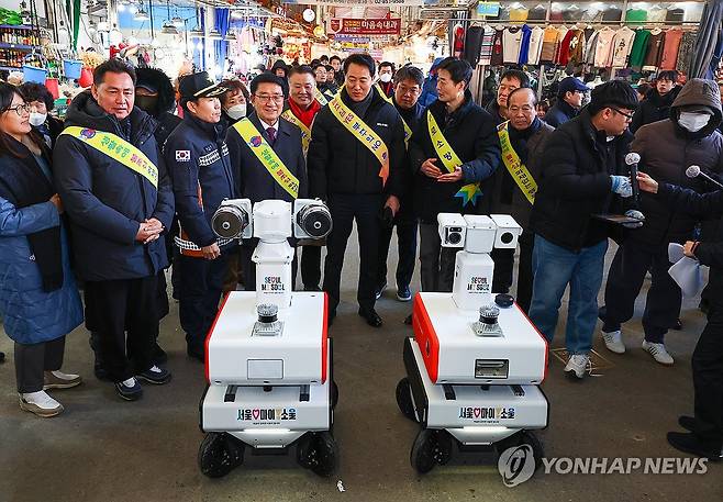 화재순찰로봇 설명 듣는 오세훈 시장