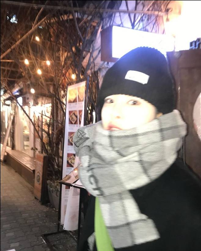 설인아 체크 머플러 둘러매고 비니까지 장착 포근한 카디건 나들이룩 스타와 패션