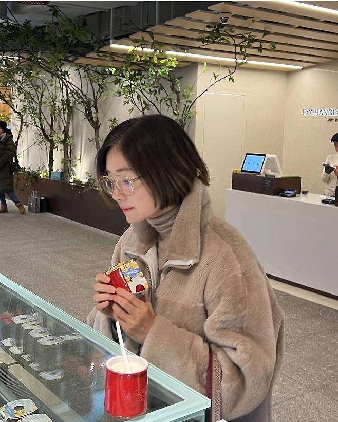 오연수 요거트 사러 강남까지” 퍼 코트 백화점 나들이룩 스타와 패션