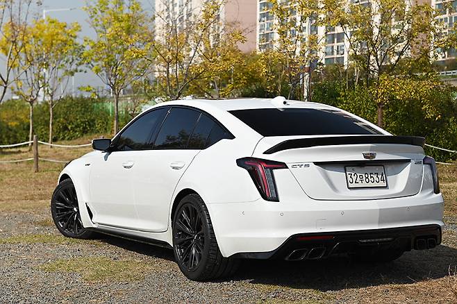 숨김 없는 677마력의 강렬함, 그리고 검은 날개 - 캐딜락 CT5-V 블랙윙[별별시승]