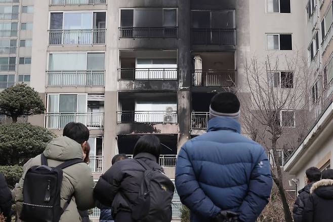 불난 아파트서 2살·7개월 아이 안고 뛰어내린 부부父는 숨져