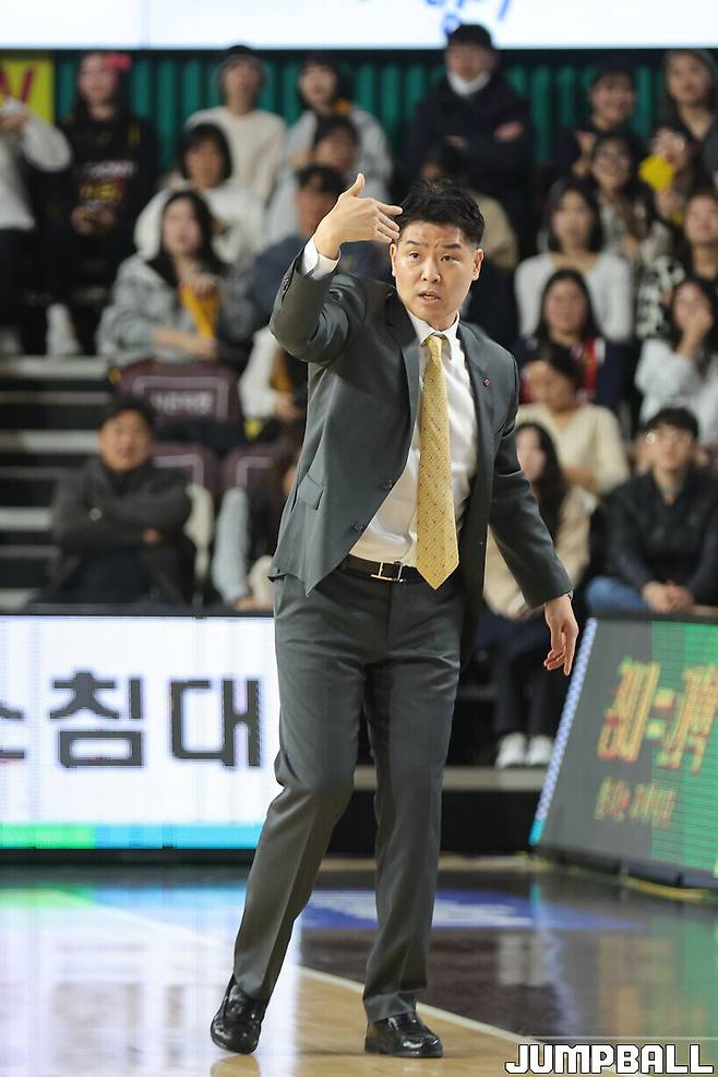 ‘2연패 탈출 조상현 감독 10일 만에 웃는 거 같다”