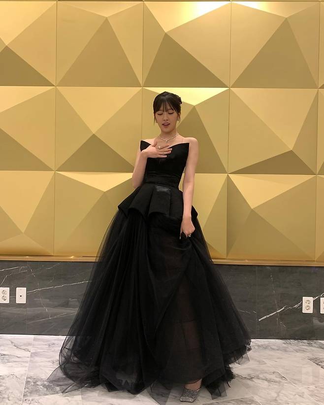 안유진 시상식 드레스 엿보기 블랙드레스 라이프 뉴세이