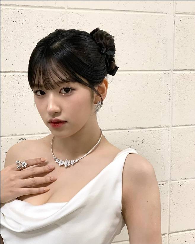 안유진 둘 다 너무 예뻐” 취향 갈리는 화이트and레드 오프숄더 탑 드레스룩 스타와 패션
