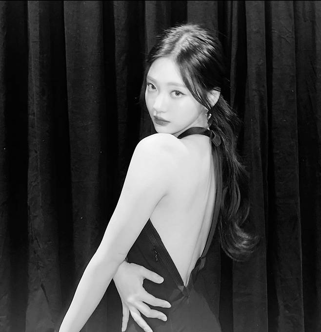 닝닝 ‘연말의 축복‘ 뒤태가 아름다운 오프숄더 홀터넥 드레스룩 스타와 패션