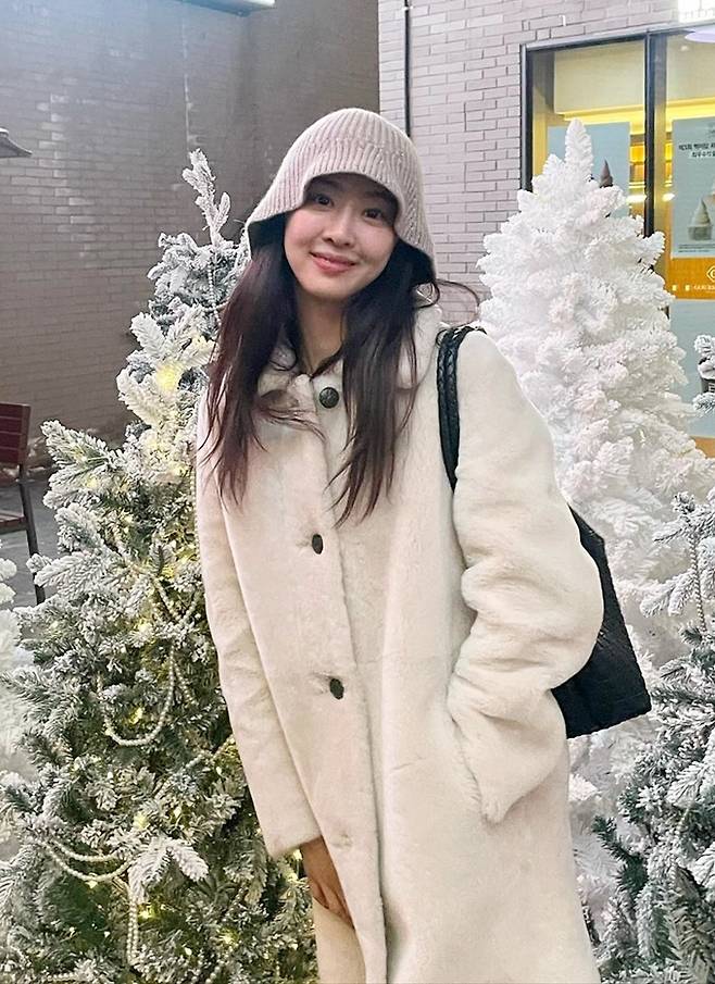 김다솜 비니와 코트 조합 환상 러블리 끝판왕의 사랑스런 겨울 핏 패션엔