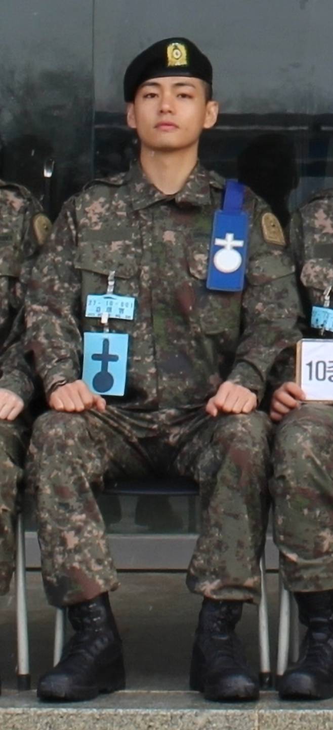 뷔 군복 입어도 카리스마 가득한 눈빛 Rm도 군기 가득 소셜in