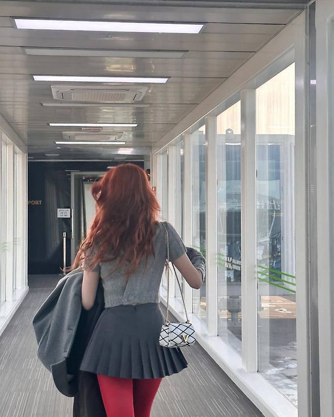 르세라핌 허윤진 빨강스타킹 돋보이는 공항패션 라이프 뉴세이