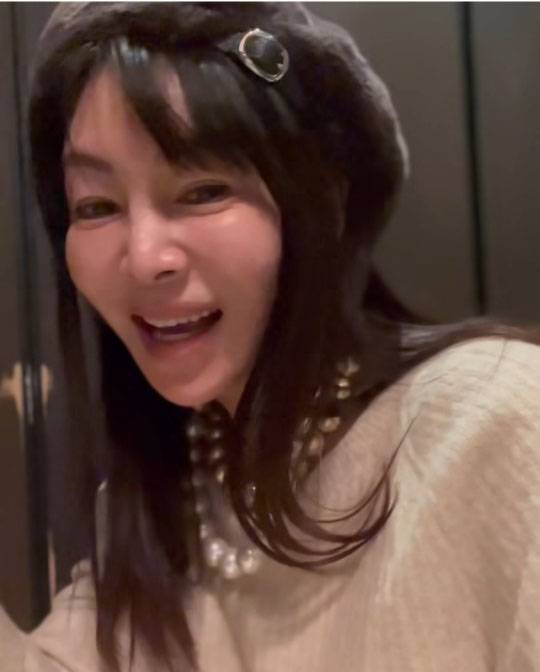 황신혜 생일파티겸 송년회 베레모 코트 스웨터 톤온톤 홀리데이 패션 스타와 패션