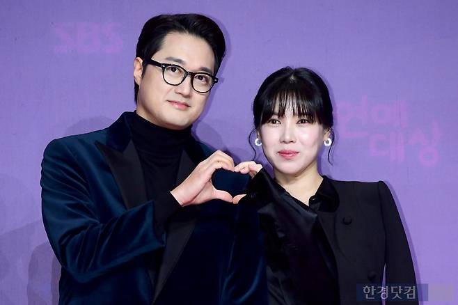 포토 이장원 배다해 부부 사랑스럽게 하트~ 2023 Sbs 연예대상
