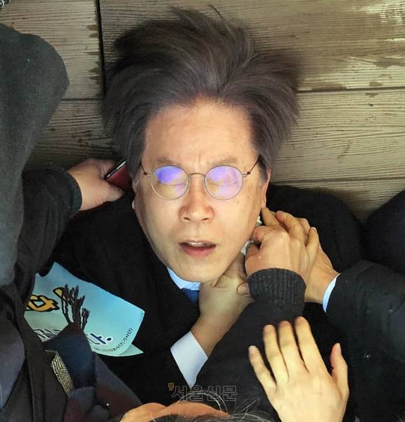 영상이재명 부산 가덕도 방문 중 피습 포토多이슈
