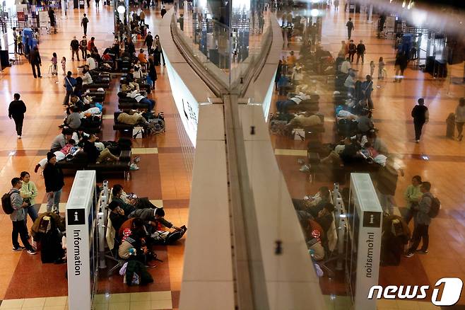 항공기 충돌 日하네다공항 100편 결항 대혼란엄청난 장사진
