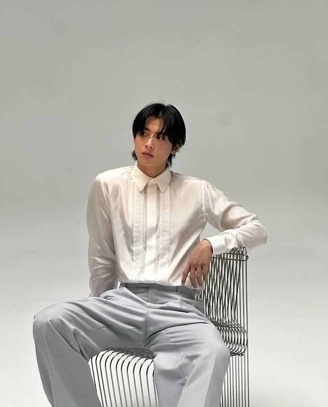 차은우 멋진 아우라 풍기는 화보 수트코디 셔츠룩 라이프 뉴세이
