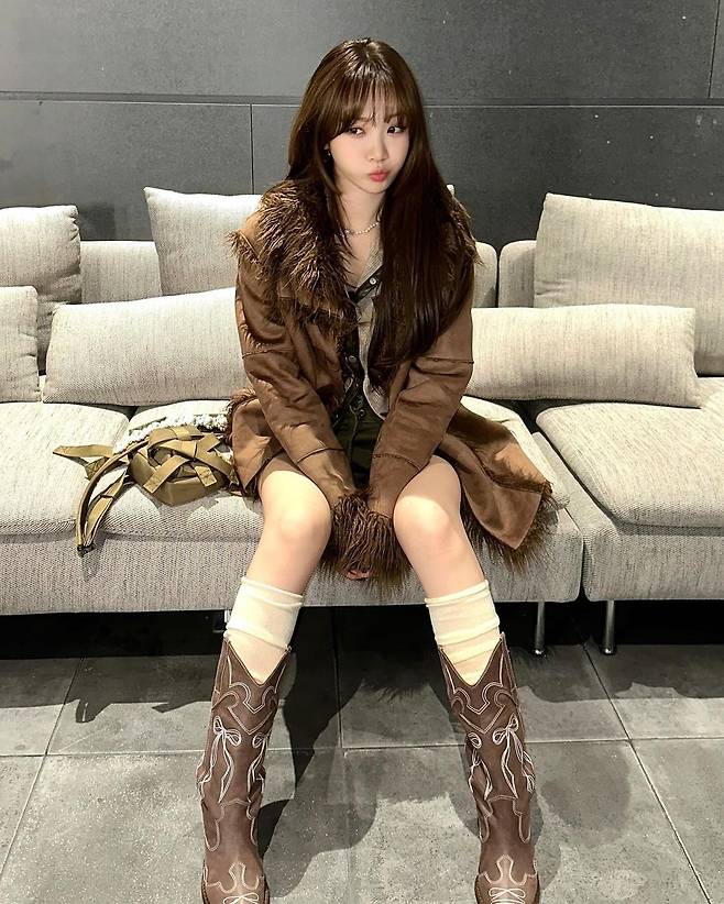 르세라핌 김채원 공항 패션 센스 자켓 부츠코디 라이프 뉴세이