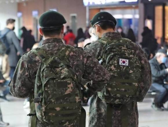 언제까지 병사만 ‘까까머리 병사·간부 두발 차별 고민하겠다는 군 2년째 빈말만 취중생