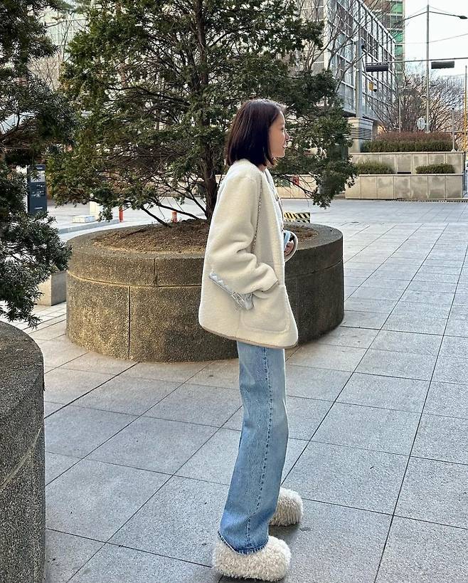 이시영 퍼 코트 청바지 입고 즐거운 나들이 스타와 패션