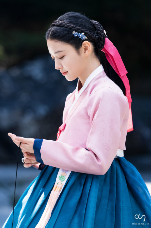 국민여동생김유정 맞아살쏙 빠져 갸름미모 리즈 찍은 한복사진 모음 어썸클
